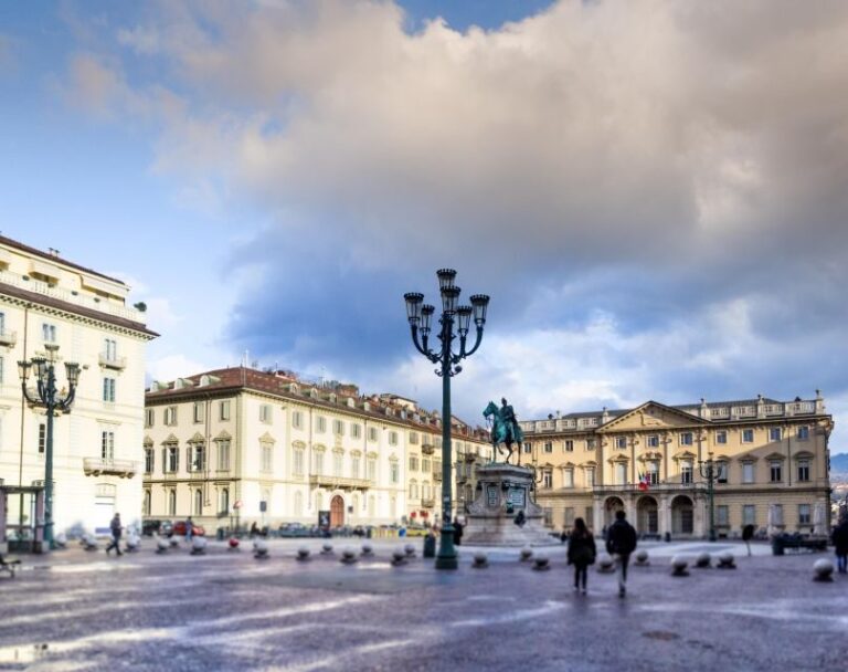 Turin: Express Walk with a Local in 60 minutes - The Guide and Group Dynamics