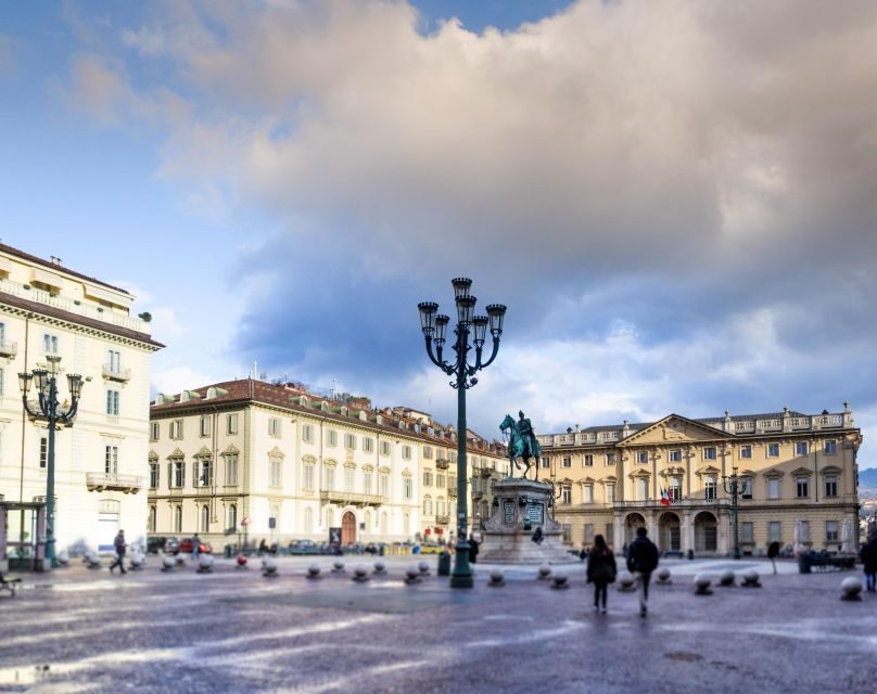 Turin: Express Walk with a Local in 60 minutes - The Guide and Group Dynamics