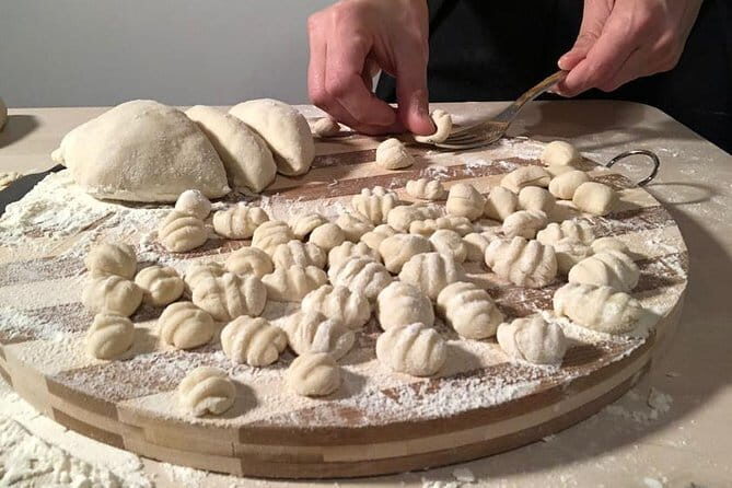 Tuscan Cooking Class in an Art Gallery in Florence - The Setting: Art, Wine, and Conversation