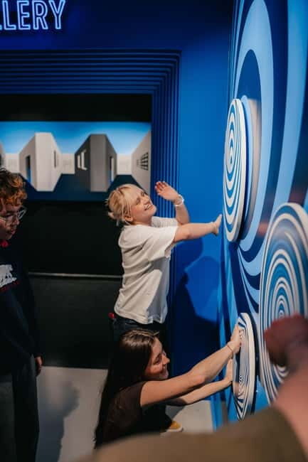 Valencia: entry ticket to Museum Of Illusions - Photo Opportunities and Expert Help