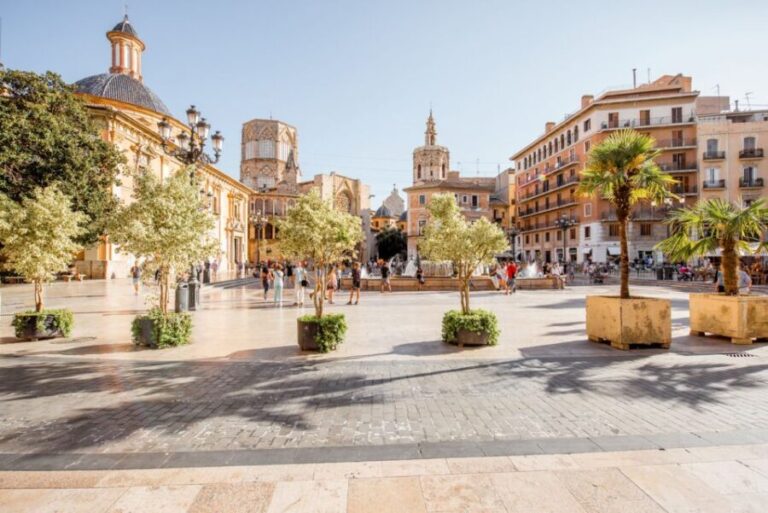 Valencia: Historic Center Audio-Guided Tour with Earphones - The Religious and Cultural Sights