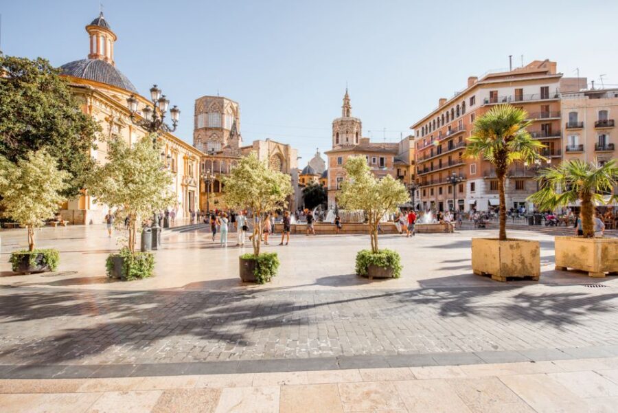 Valencia: Historic Center Audio-Guided Tour with Earphones - The Religious and Cultural Sights
