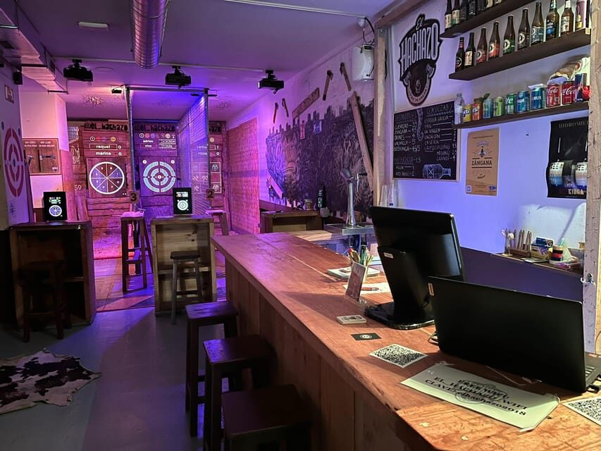 Valencia: Interactive Axe Throwing 1h - The Itinerary: From Introduction to Throwing