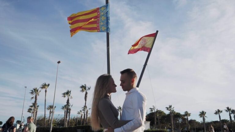Valencia: Photo shooting at the beach with pro photographer - Why Choose This Experience?