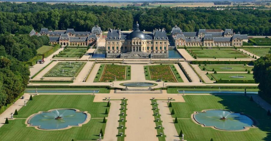 Vaux le Vicomte Chateau Entry Ticket and Chateaubus Transfer - Exploring Vaux le Vicomte: Architecture and Gardens