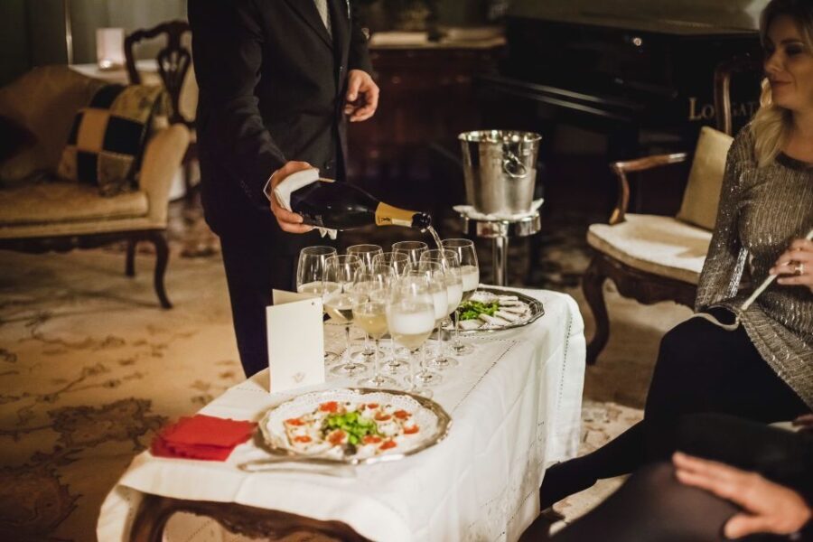 Venice: Gondola Ride and a Gala Dinner in a Venetian Palace - The Details of the Tour