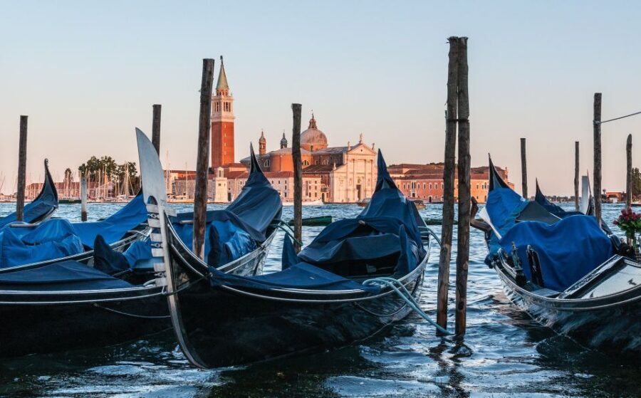 Venice: Gondola Ride and Dinner Experience - What You Can Expect During the Gondola Ride