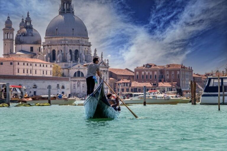 Venice: Grand Canal by Gondola with Live Commentary - Detailed Breakdown of the Itinerary