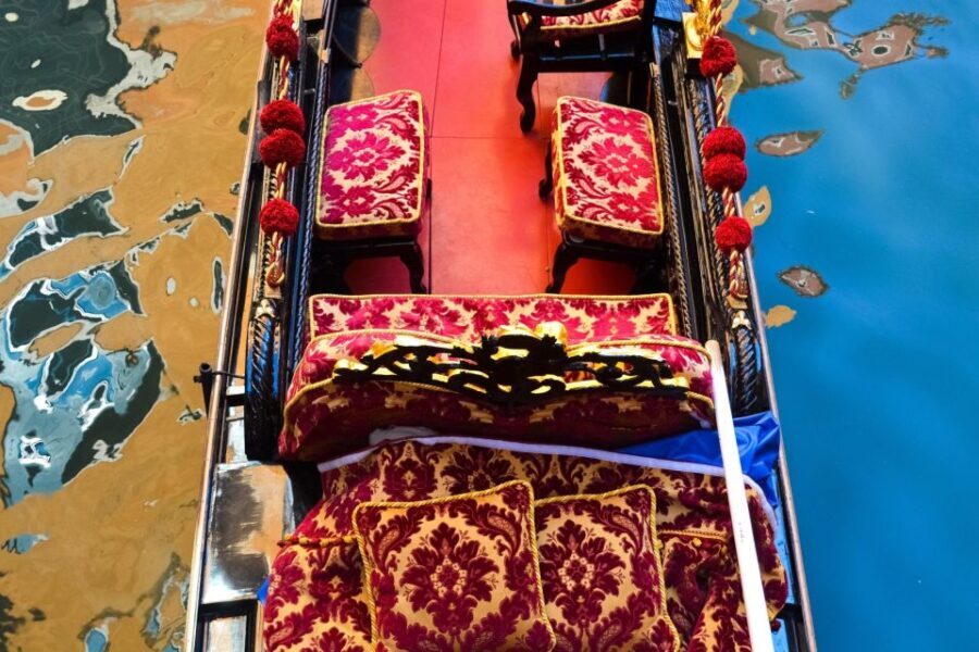 Venice: Romantic Gondola tour and Dinner for two - Authenticity & Cultural Significance