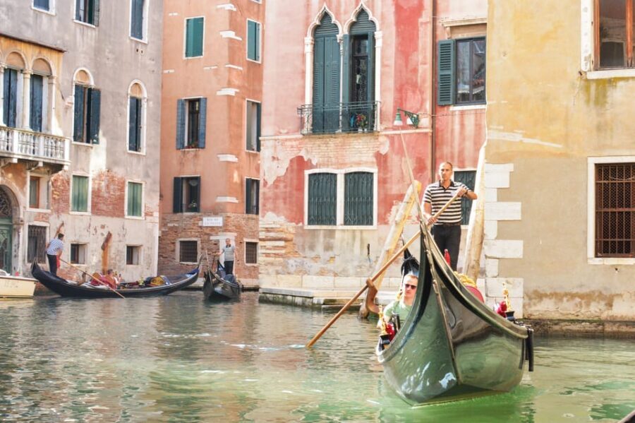 Venice: St Mark's Square & Rialto Walking Tour & Gondola - The Gondola Experience: A Romantic Perspective