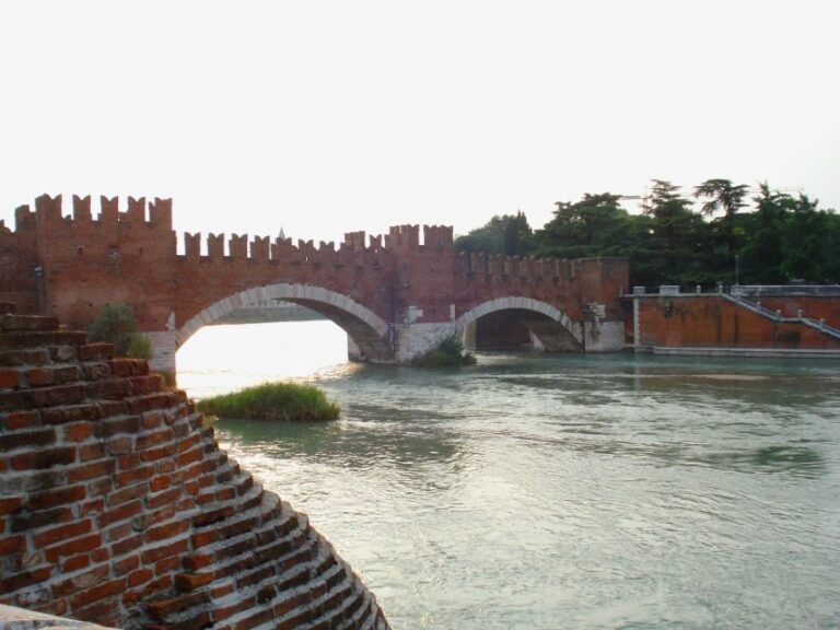 Verona private tour: the place of lovers - Strolling Through Porta Borsari to Piazza delle Erbe