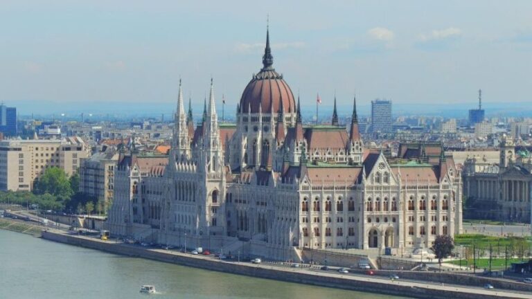 Vienna: Private Day Trip to Budapest - Sightseeing Highlights: Crafting Your Budapest Experience