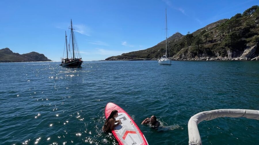 Vigo: Cíes Islands Sailboat Excursion with Skipper - Authenticity and Traveler Feedback