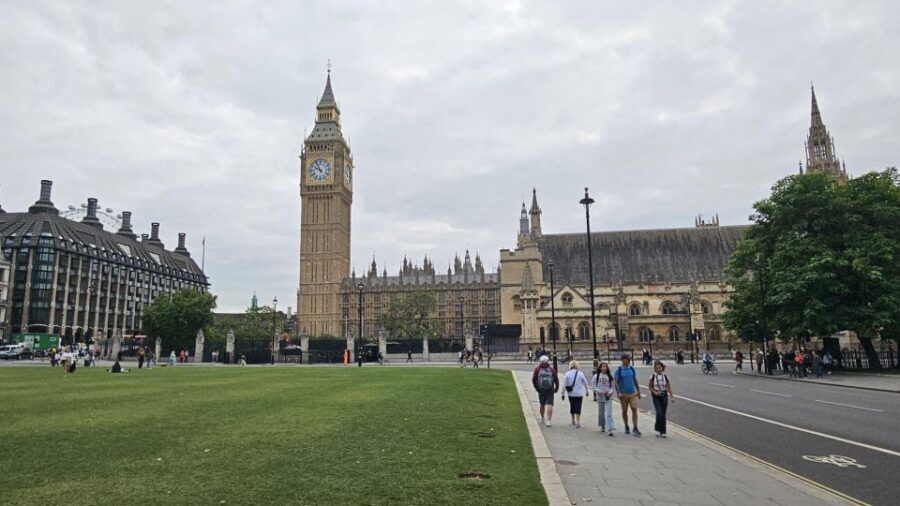 VIP Westminster Abbey & Upper Gallery and Buckingham Palace - What to Expect: A Walk Through Londons Royal and Religious Heritage