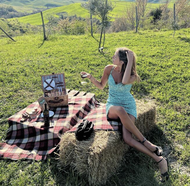 Volterra: Aperivintage aperitif in vineyard whit a Fiat 500 - Price & Value