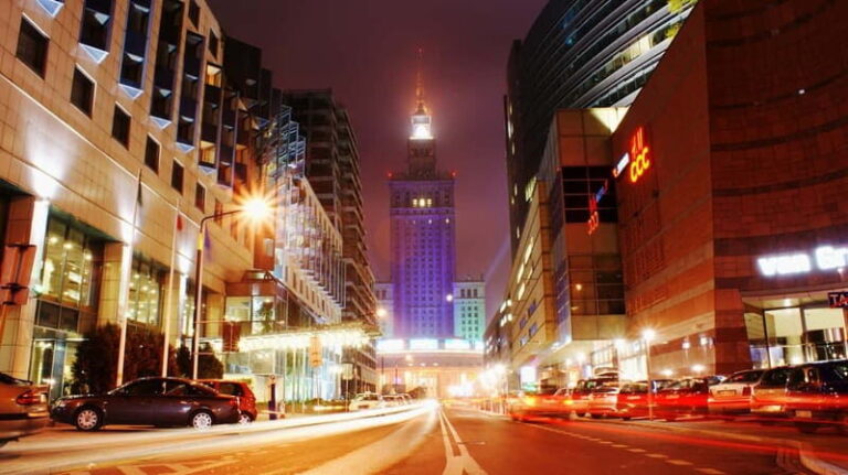 Warsaw: Exclusive city tour with photo session - The Luxury Electric Car Experience