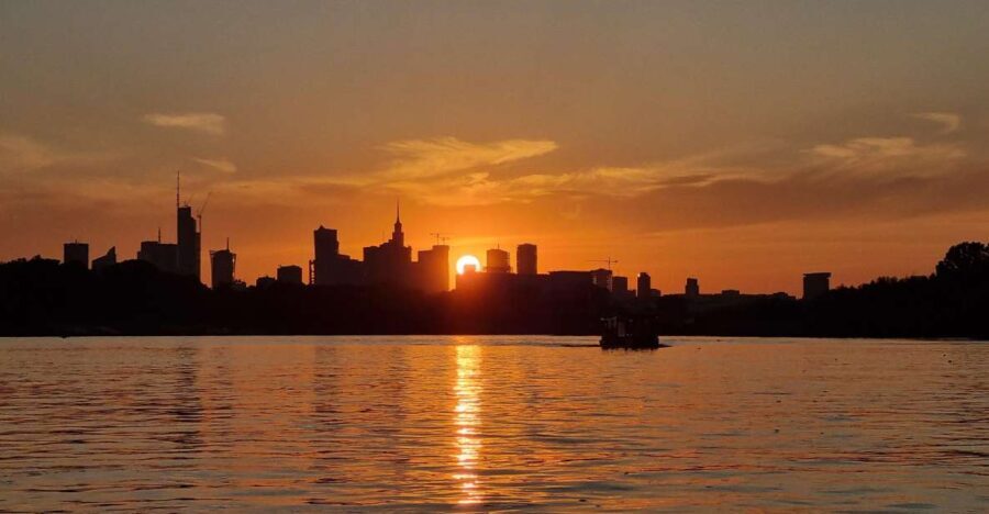 Warsaw: Vistula River Sunset Cruise with Welcome Drink - Who Should Consider This Experience?