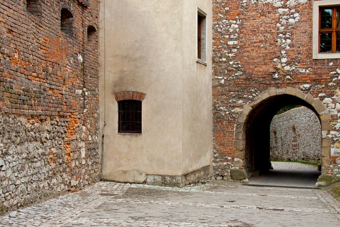 Wawel Castle and Rynek Underground Guided Tour in Krakow - Key Points