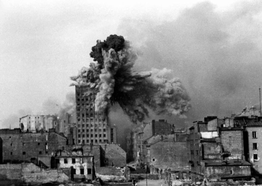 World War 2 in Warsaw walking tour in English - A Deep Dive into the Experience