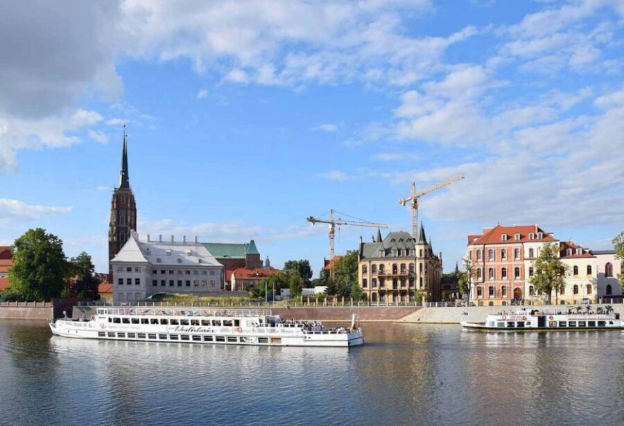 Wrocaw: Long City Walk and Luxury Ship Cruise (for groups) - The Cruise: Sailing on the Oder