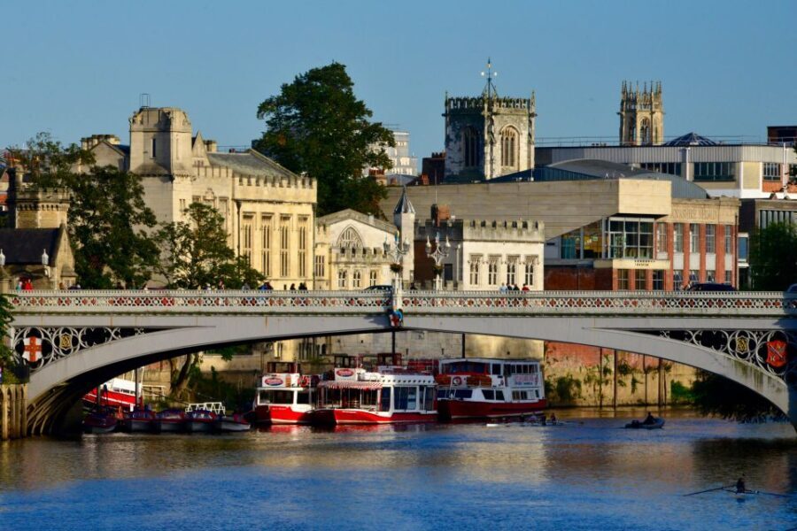 York: City Highlights Small Group Walking Tour - Navigating the Medieval Maze of Snickelways