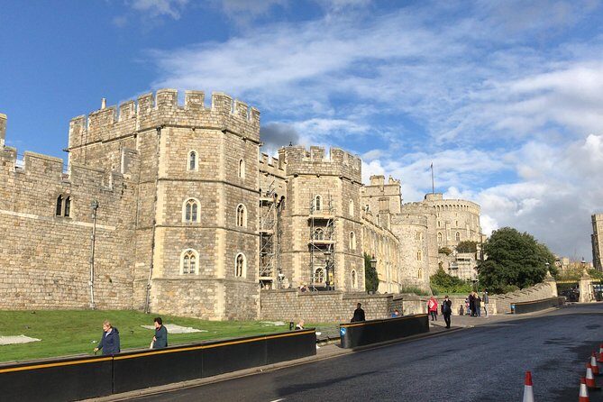 Young Victoria's London: Windsor Castle & Kensington Palace - Lunch at Windsor’s Traditional Pubs