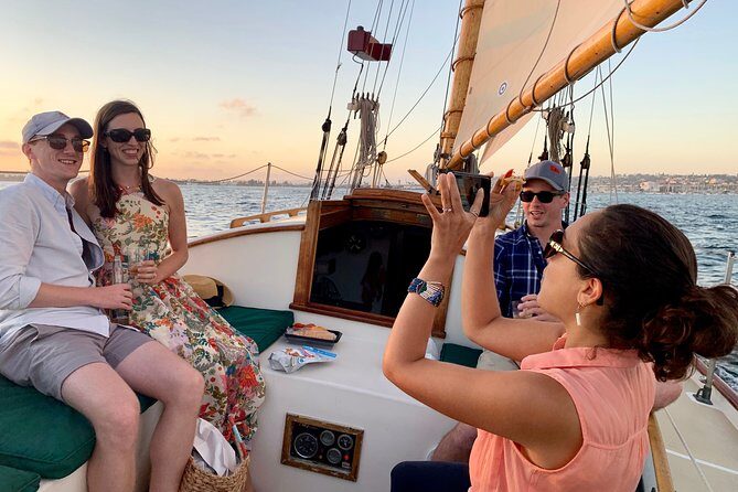 Afternoon Sail On A Charming Vintage Yacht Beer &. Wine Included - Comfort and Included Amenities
