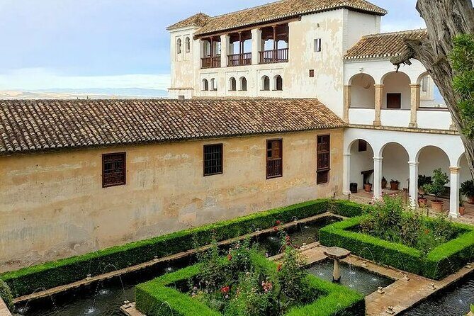 Alhambra Experience  Explore Nasrid Palaces & Generalife Gardens - Who Should Book This Tour?