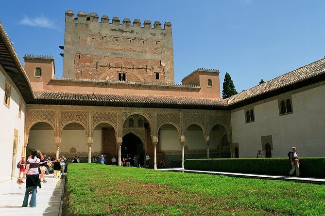 Alhambra Palace & Generalife Gardens daytrip from Roquetas, Aguadulce & Almeria - Granada City Tour: First Impressions