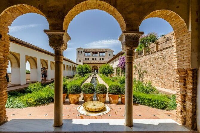 Alhambra: tour with Nasrid Palaces. Admission not included - Exploring the Alcazaba
