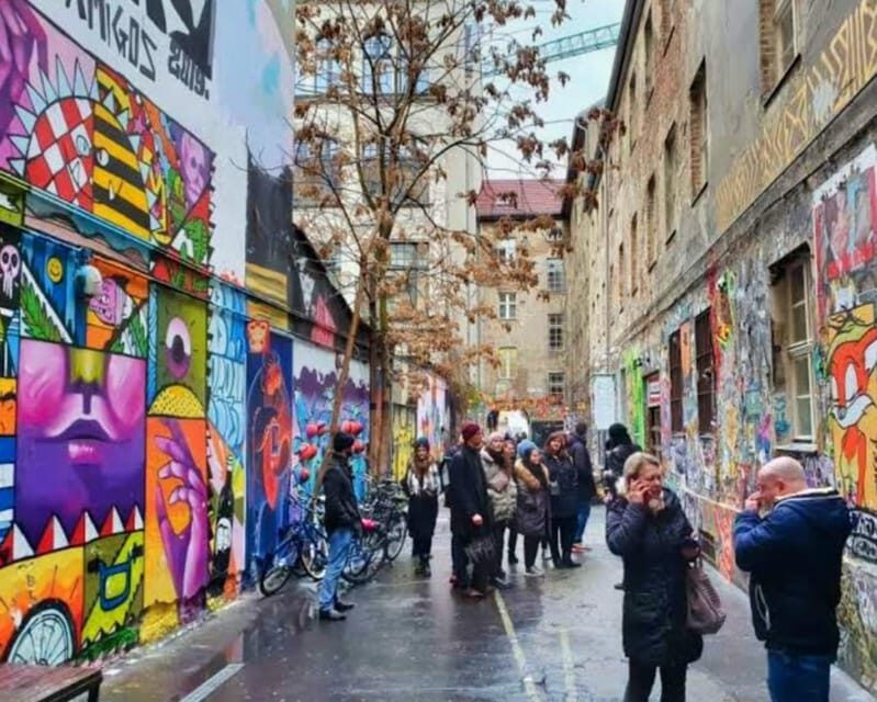 Alternative Berlin / Street art tour - Private group - Authenticity and Personal Touch