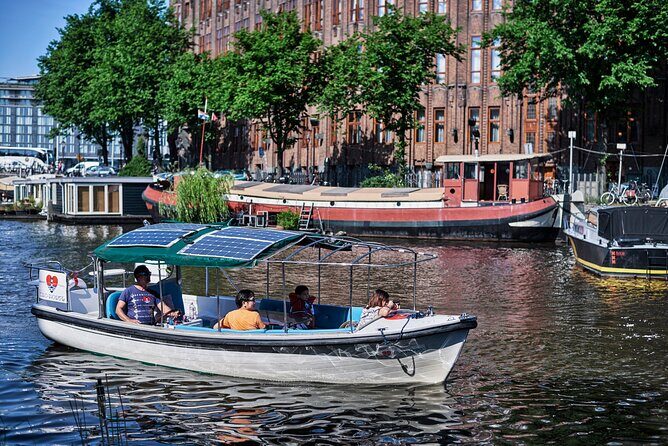 Amsterdam Essence in German: 90-minute waterway trip - What to Expect from the Experience