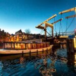 Amsterdam Evening Canal Cruise with Live Guide and Onboard Bar - Why Choose the Amsterdam Evening Canal Cruise?