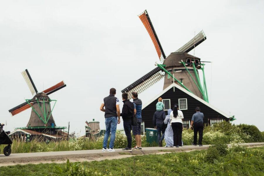 Amsterdam: Explore Zaanse Schans: Half-Day Luxury Coach Trip - Authenticity and Atmosphere