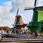 Amsterdam: Giethoorn and Zaanse Schans Windmills Day Tour - Exploring Giethoorn: Waterways and Traditional Delights