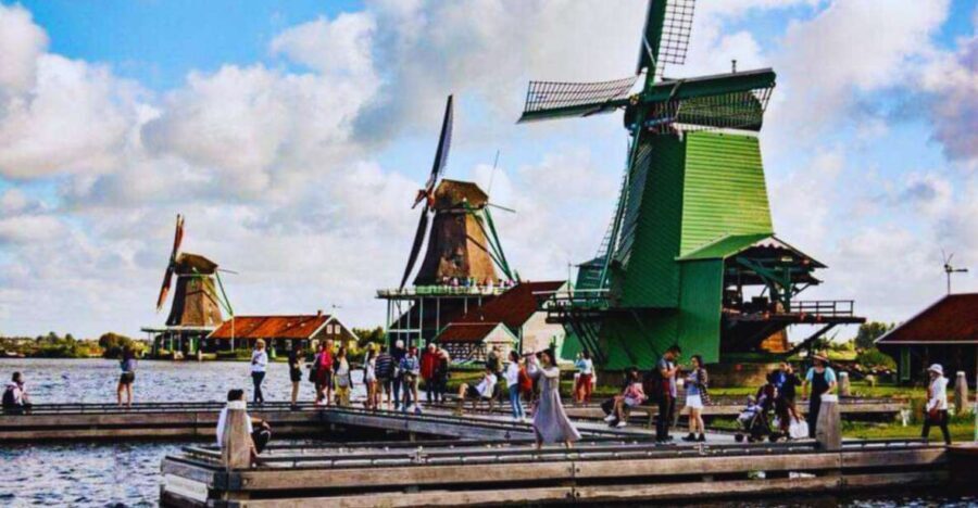 Amsterdam: Giethoorn and Zaanse Schans Windmills Day Tour - Exploring Giethoorn: Waterways and Traditional Delights