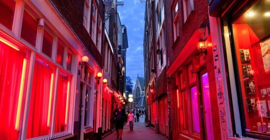 Amsterdam: Spanish Tour Unmasking the Redlight District - Practical Tips for Travelers
