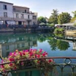 Arles Small groupe tour : Private Day Trip to Luberon Villages - Roussillon: A Colorful Cliffside Village