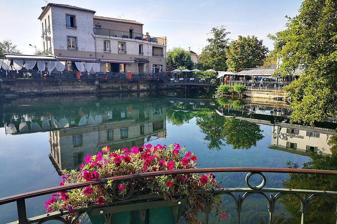 Arles Small groupe tour : Private Day Trip to Luberon Villages - Roussillon: A Colorful Cliffside Village