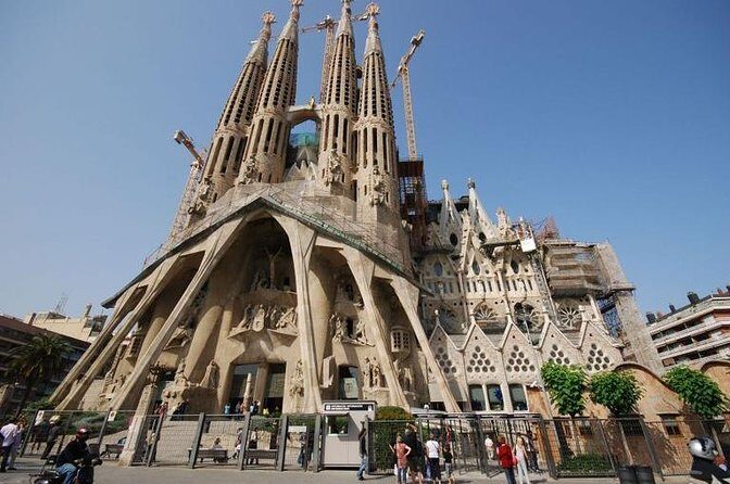 Barcelona Full-Day Sightseeing Private Tour - Marveling at Gaudí: La Sagrada Familia and Park Güell