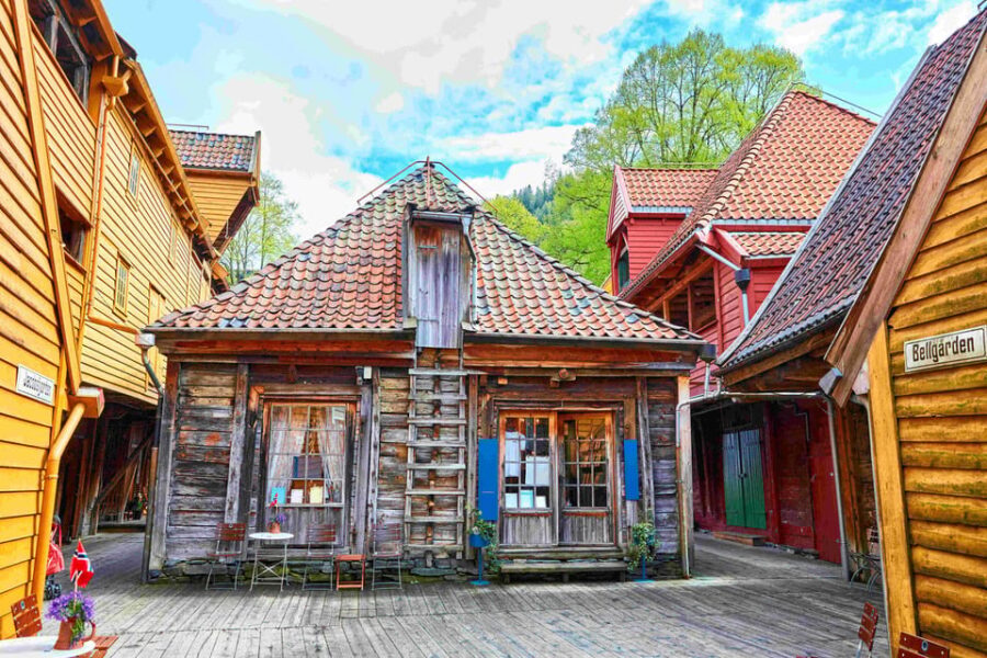 Bergen: Sightseeing Walking Tour with Ferry Ride - The Itinerary in Detail: What to Expect