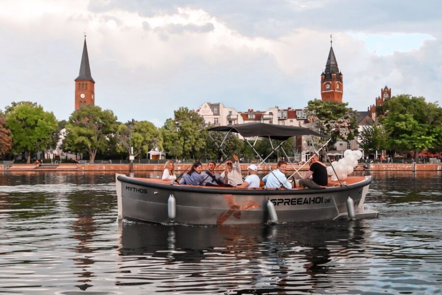 Berlin: Electric Boat Rental for self-driving 2 hrs - The Journey: From Dock to Lake and Back