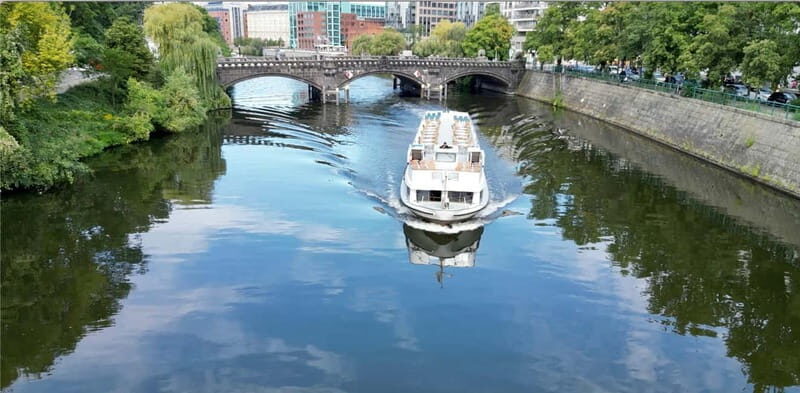 Berlin: Sightseeing Cruise from Berlin Main Station - Who Should Consider This Tour?