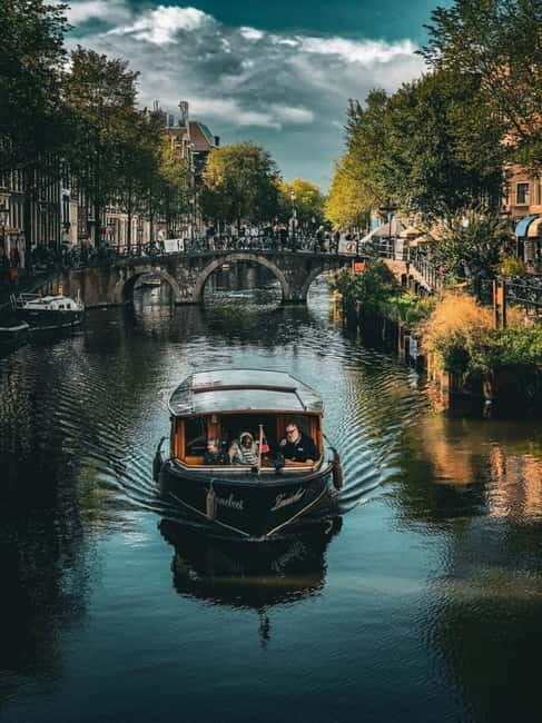 Boat trip through the canals of Amsterdam with Spanish guide - Key Points
