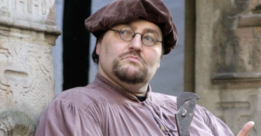 Bremen: Old Town Tour with Costumed Performer & Tour Guide - Who Will Enjoy This Tour?