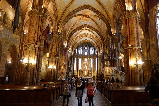 Buda Castle Walking Tour with Matthias church entry, Cake&Coffee - Guides and Group Size