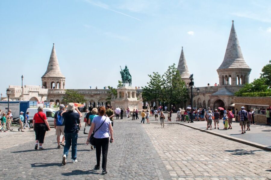 Budapest: 3-Hour Live Guided Sightseeing Tour - The Experience and Guides: Why They Matter