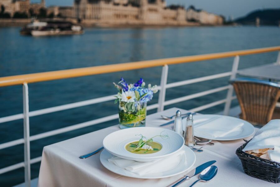 Budapest: Evening Cruise and Dinner with Welcome Drink - The Experience: What Travelers Say