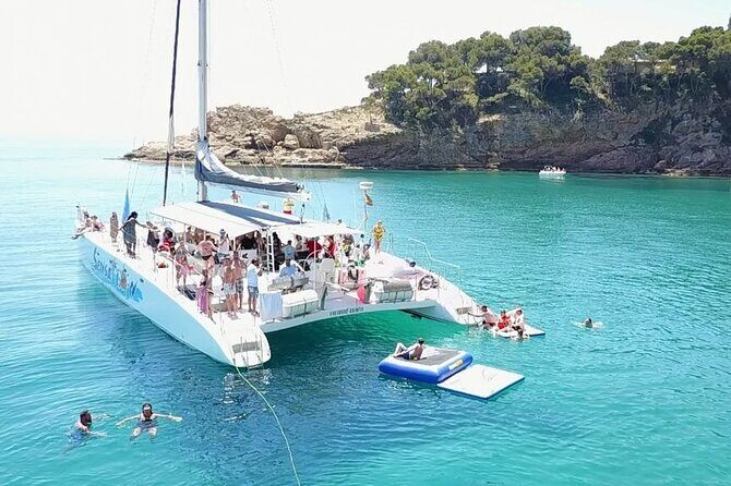 Catamaran departure in a young atmosphere - An In-Depth Look at the Catamaran Experience