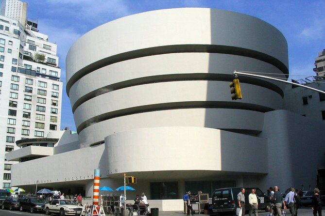 Contrasts New York Private Tour with driver and local guide - FAQ